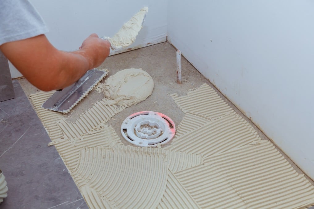 Carrelage pose droite ou décalée : laquelle choisir